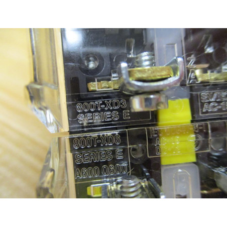 Allen Bradley 800T-T2H3GGLL 2-Way Toggle 800TT2H3GGLL Series T - New No Box