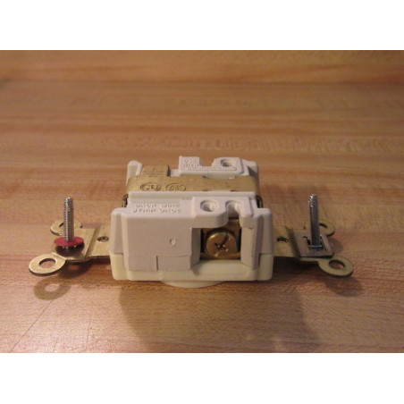 Hubbell HBL5261IWR Single Receptacle